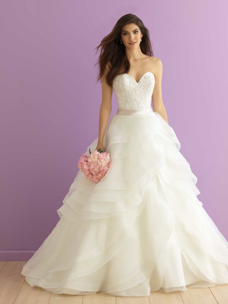 10 Romantic Wedding Dresses You Should Try | LivingHours