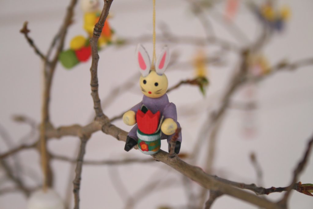 Easter Trees To Decorate Your Home For Ultimate Springtime Splendor