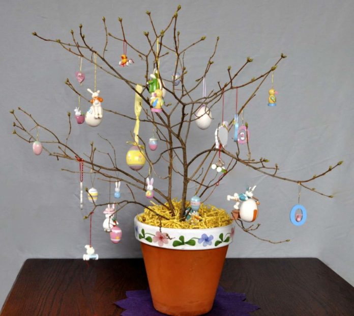 Easter Trees To Decorate Your Home For Ultimate Springtime Splendor